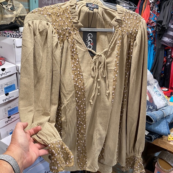 Gigio | Tops | Gigio Blouse Runs Big | Poshmark